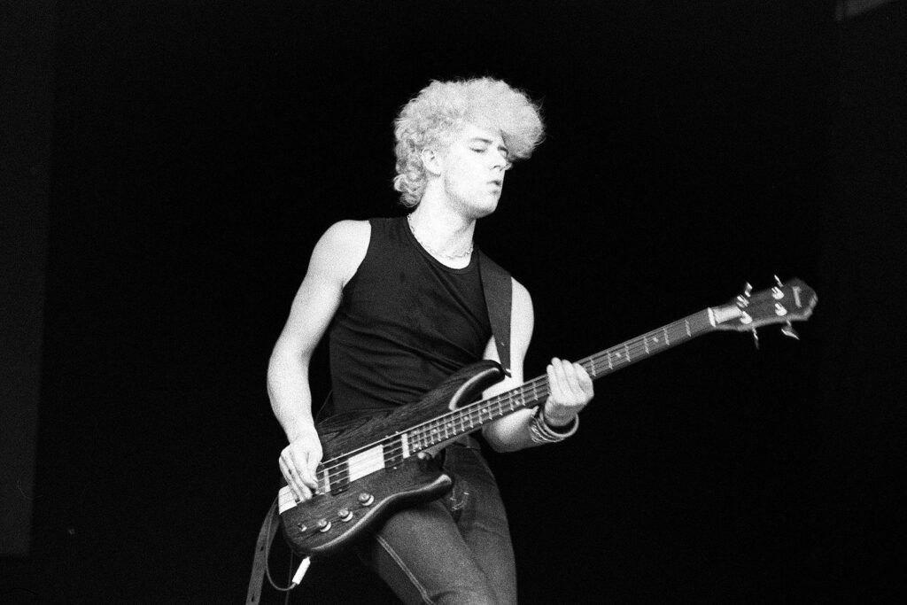 Adam Clayton le bassiste de U2 à l'esprit libre | Biographie