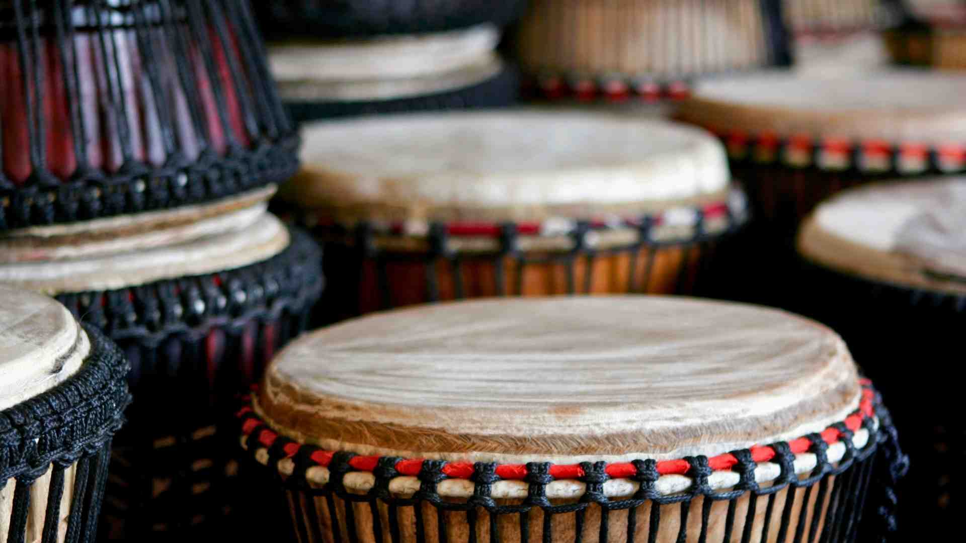 Le Djembé, explore la puissance percussive africaine ! GLAP®